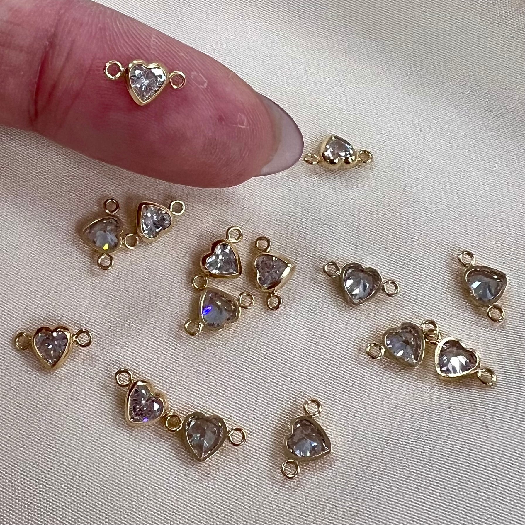 CN45 - Horizontal 4mm Heart CZ Connectors (Pack of 2) – Oriental Treasure